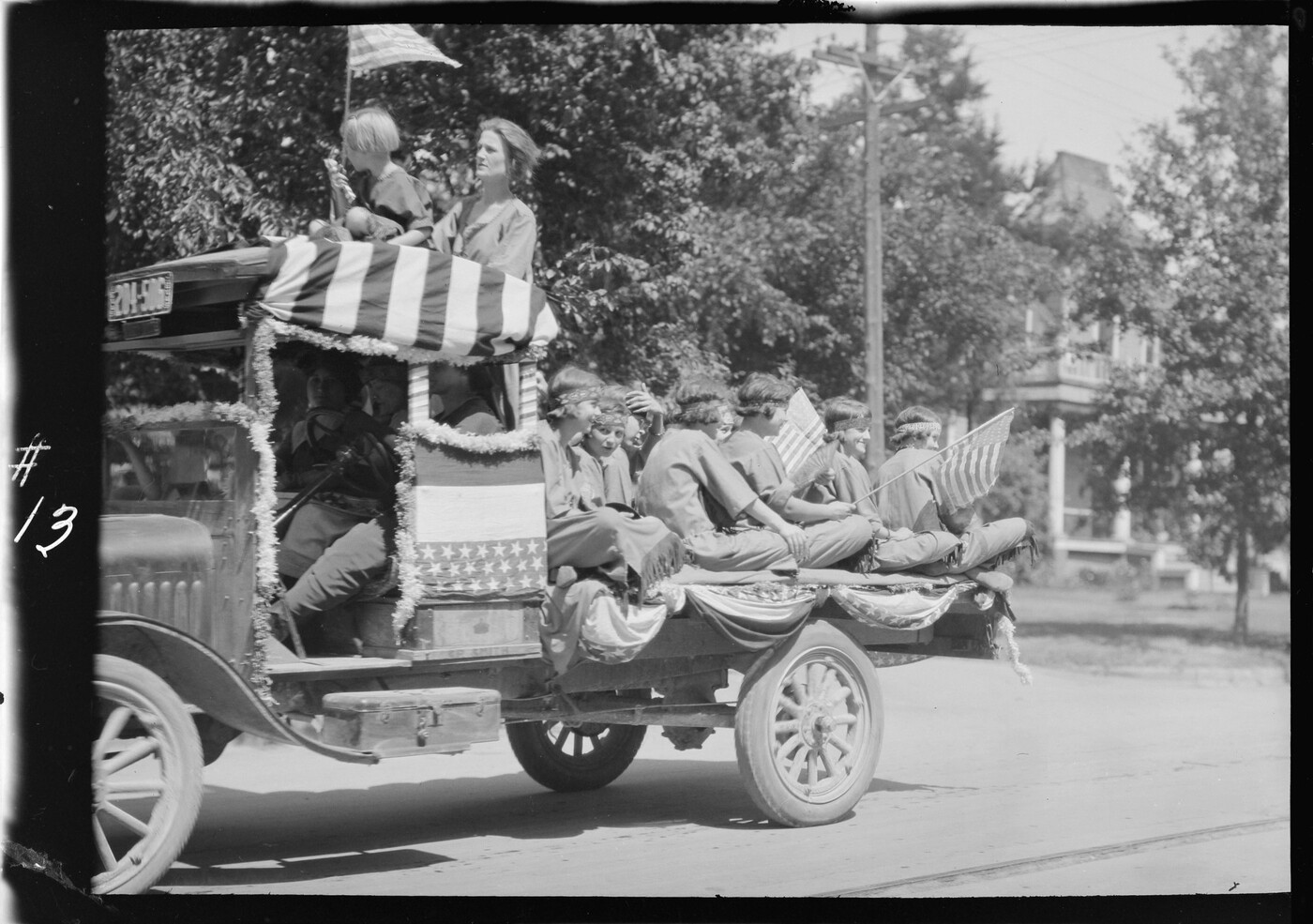 [Children in Indian costumes on float, Bonham parade, Will Evans' party ...