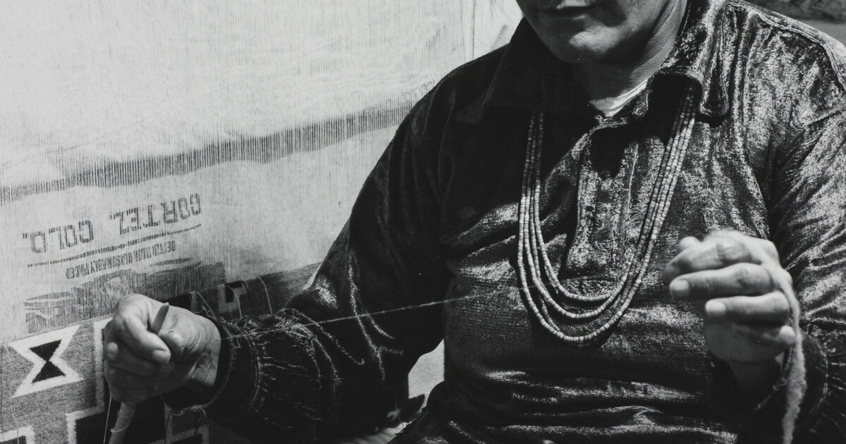 [Daisy Taugelchee spinning, Toadlena, New Mexico] | Amon Carter Museum ...